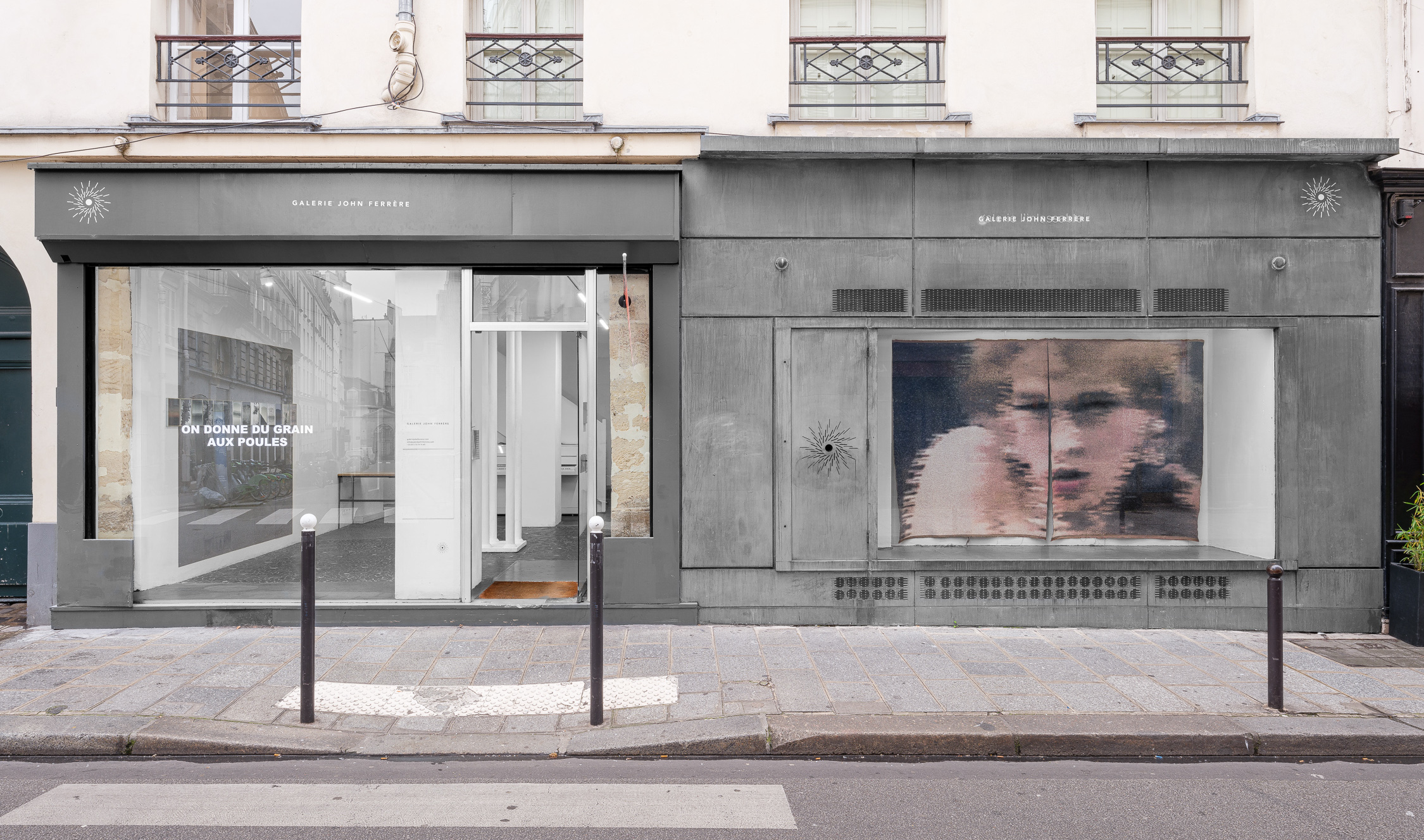 On donne du grain aux poules - Galerie John Ferrère